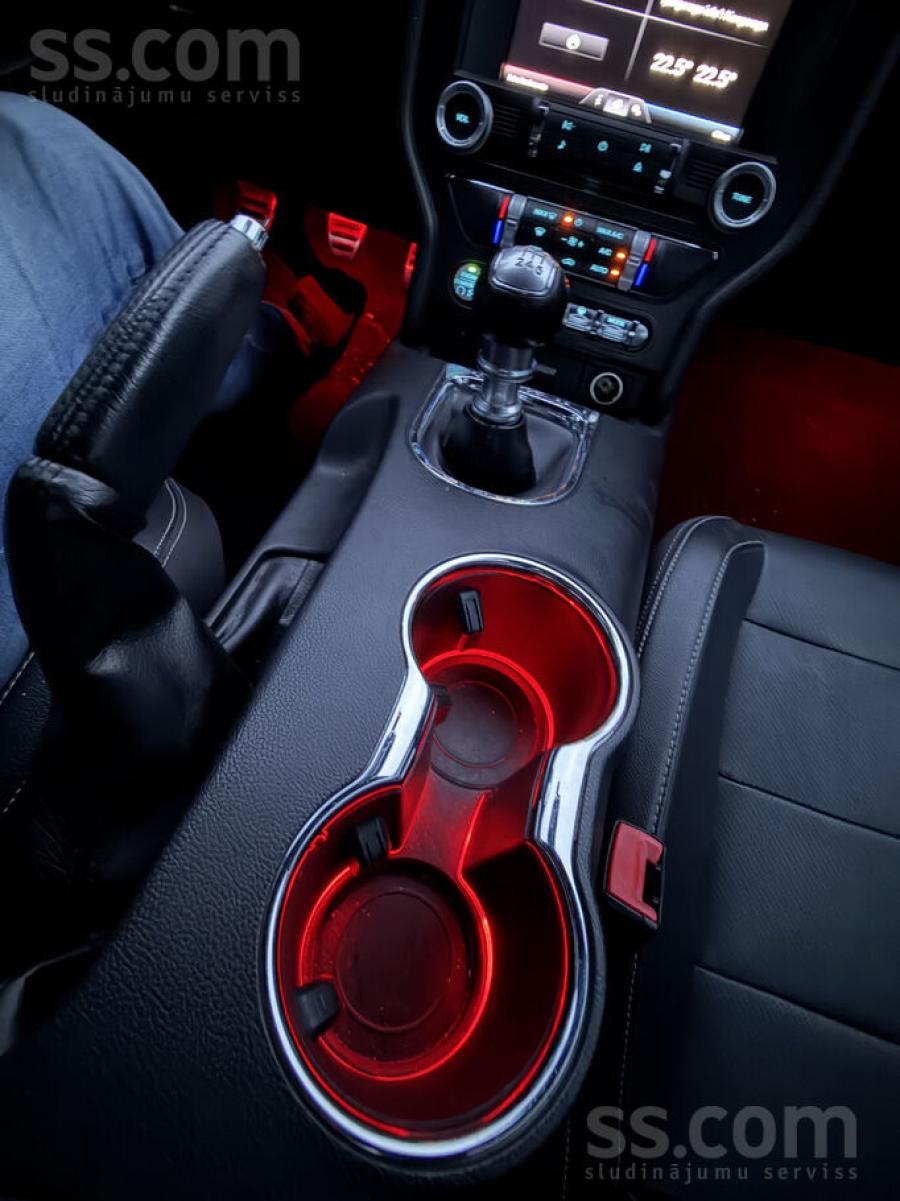 Pelēks Ford Mustang 2016 Rīga, ar dzinēja tilpumu 2.30 L un nobraukumu 71 tūkst. km par 32000 €, foto 24 vietnē AUTOMOTO.COM.LV