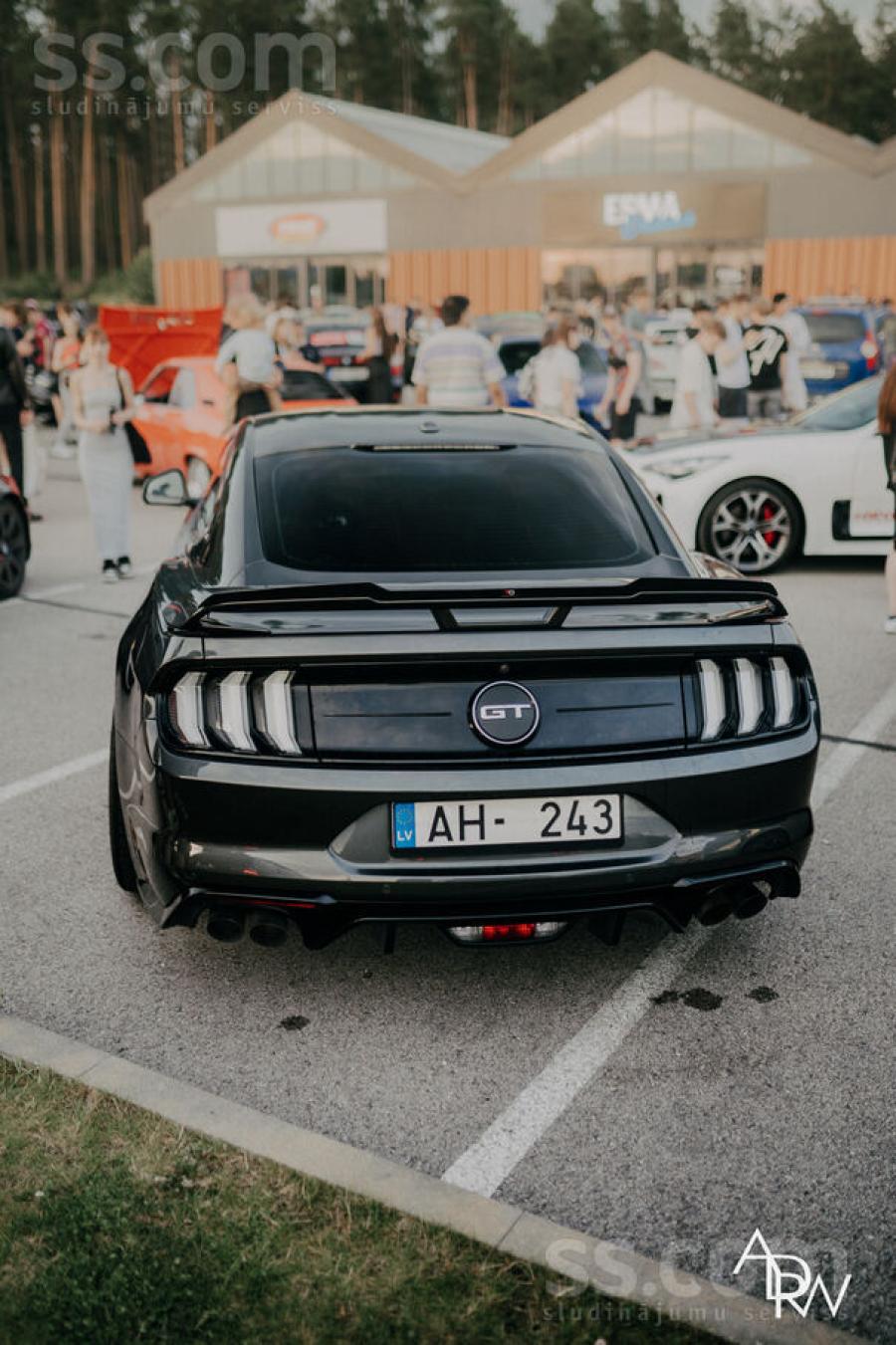 Grey Ford Mustang 2018 in Riga, with an engine capacity of 5.00 L and mileage of 67 thousand km for 39900 €, photo 3 on AUTOMOTO.COM.LV