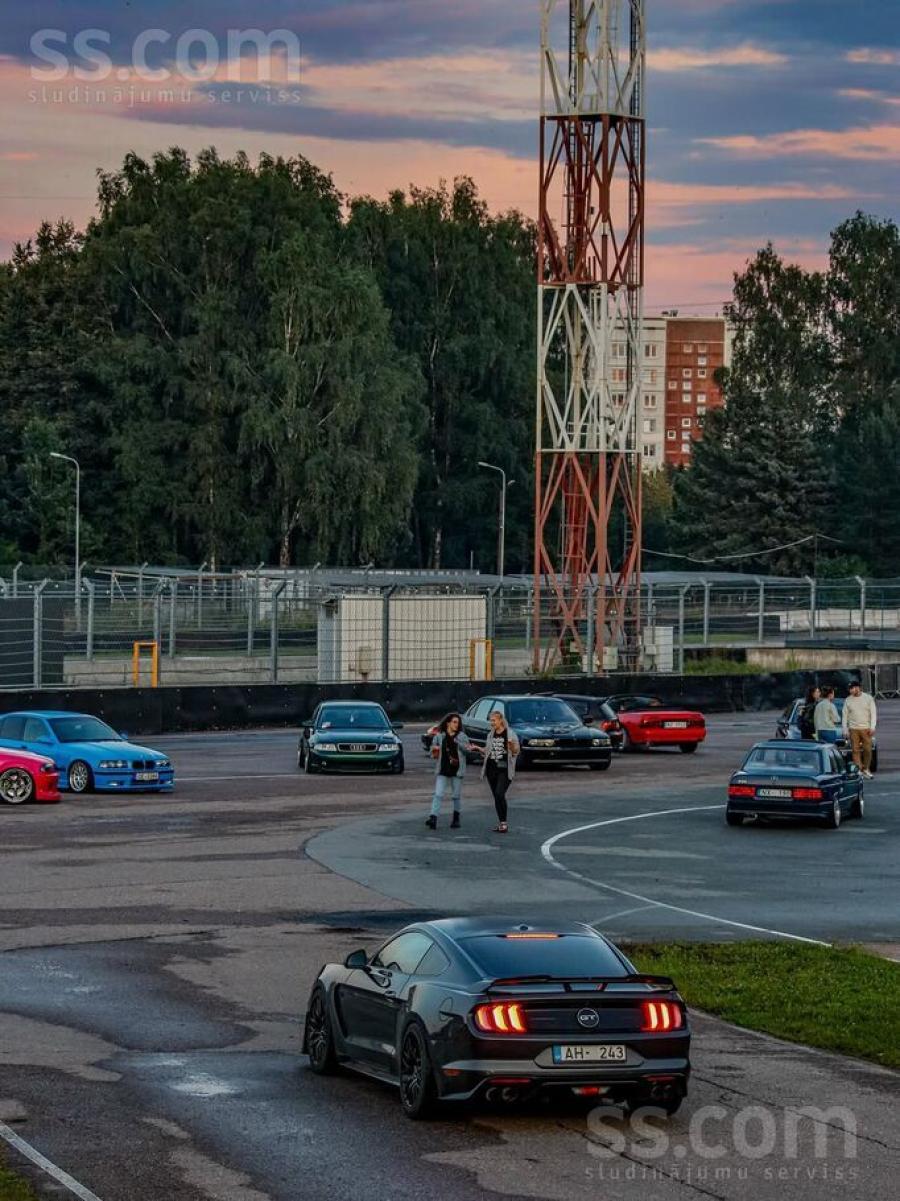 Grey Ford Mustang 2018 in Riga, with an engine capacity of 5.00 L and mileage of 67 thousand km for 39900 €, photo 16 on AUTOMOTO.COM.LV