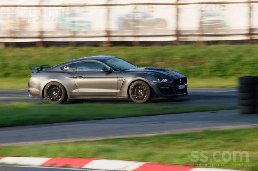 Grey Ford Mustang 2018 in Riga, with an engine capacity of 5.00 L and mileage of 67 thousand km for 39900 €, photo 20 on AUTOMOTO.COM.LV