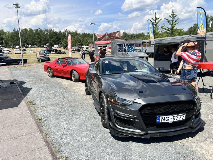 Pelēks Ford Mustang 2019 Rīga, ar dzinēja tilpumu 5.00 L un nobraukumu 63 tūkst. km par 32000 €, foto 3 vietnē AUTOMOTO.COM.LV