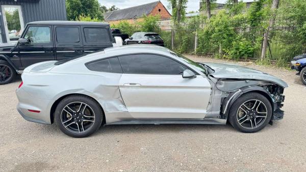 Grey Ford Mustang 2020 in Ukmerge, with an engine capacity of 2.25 L and mileage of 94 thousand km for 10999 €, photo 4 on AUTOMOTO.COM.LV