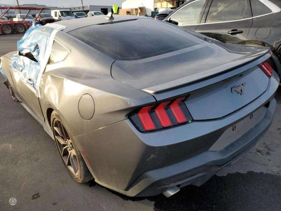 Pelēks Ford Mustang 2024 Kauņa, ar dzinēja tilpumu 0.00 L un nobraukumu 42 tūkst. km par 15200 €, foto 4 vietnē AUTOMOTO.COM.LV