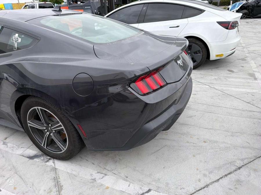 Pelēks Ford Mustang 2024 Ukmergė, ar dzinēja tilpumu 2.26 L un nobraukumu 42 tūkst. km par 11999 €, foto 3 vietnē AUTOMOTO.COM.LV
