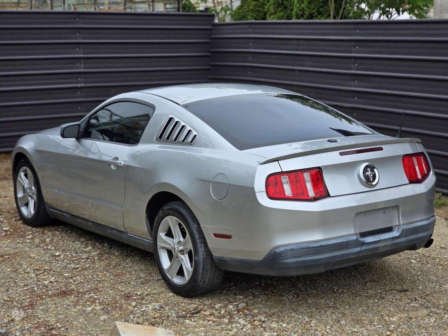 Grey Ford Mustang 2010 in Siauliai, with an engine capacity of 4.00 L and mileage of 153 thousand km for 5750 €, photo 4 on AUTOMOTO.COM.LV
