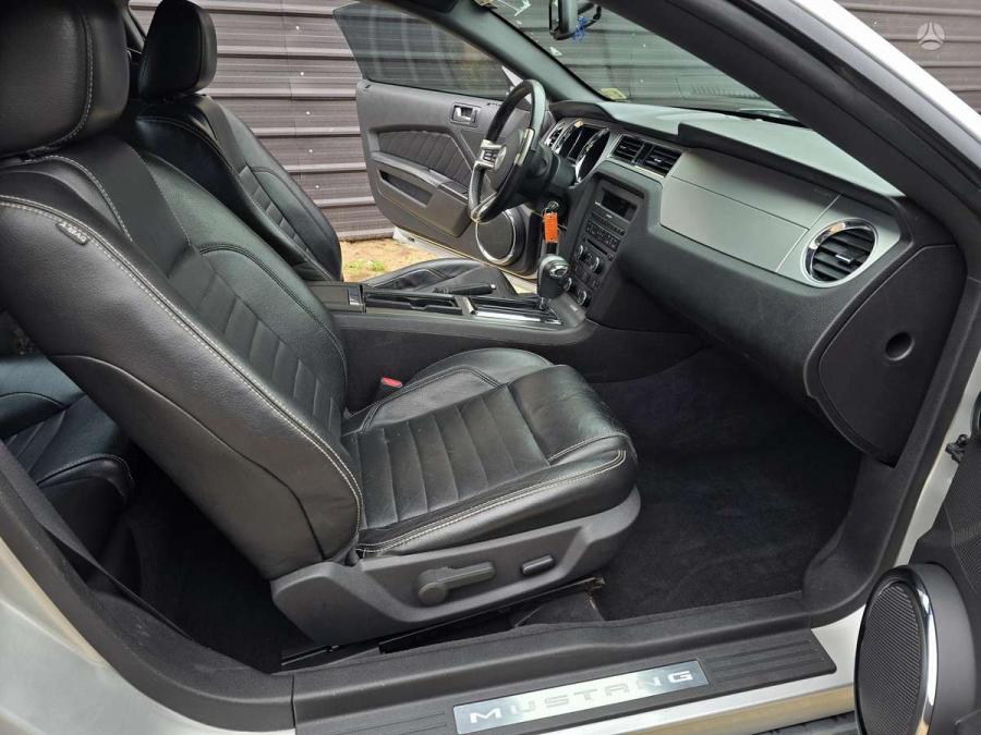 Grey Ford Mustang 2010 in Siauliai, with an engine capacity of 4.00 L and mileage of 153 thousand km for 5750 €, photo 6 on AUTOMOTO.COM.LV