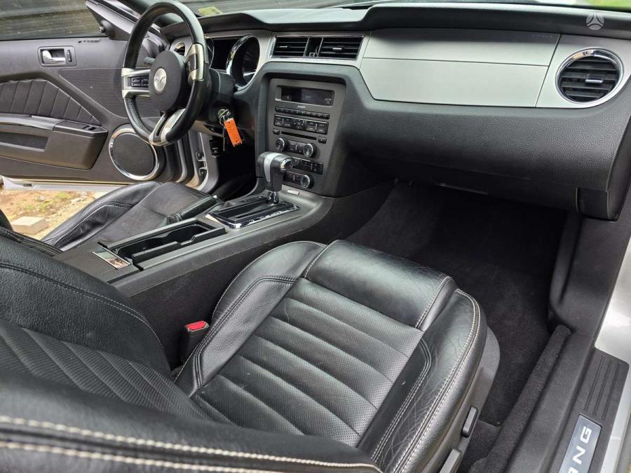 Grey Ford Mustang 2010 in Siauliai, with an engine capacity of 4.00 L and mileage of 153 thousand km for 5750 €, photo 7 on AUTOMOTO.COM.LV