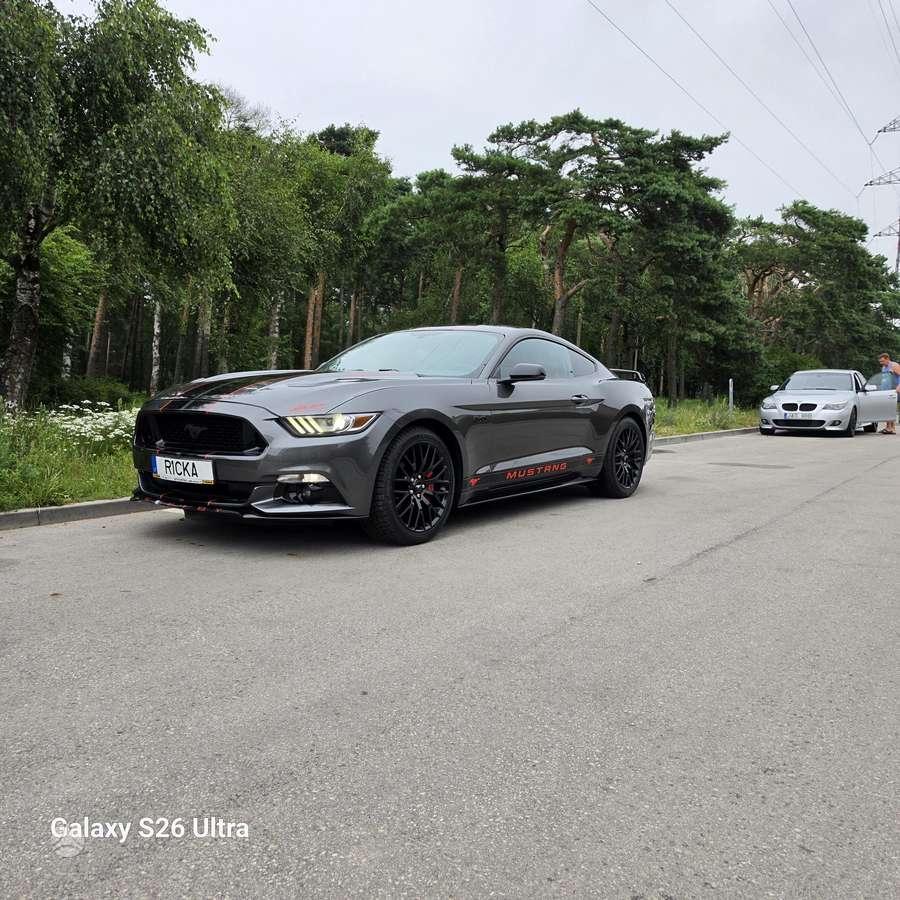 Grey Ford Mustang 2017 in Klaipeda, with an engine capacity of 4.95 L and mileage of 90 thousand km for 24200 €, photo 1 on AUTOMOTO.COM.LV