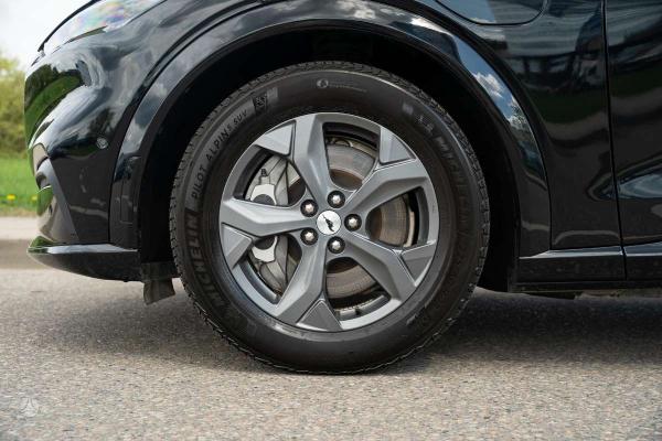 Melns Ford Mustang Mach-E 2021 Viļņa, ar dzinēja tilpumu 0.00 L un nobraukumu 21 tūkst. km par 26550 €, foto 11 vietnē AUTOMOTO.COM.LV