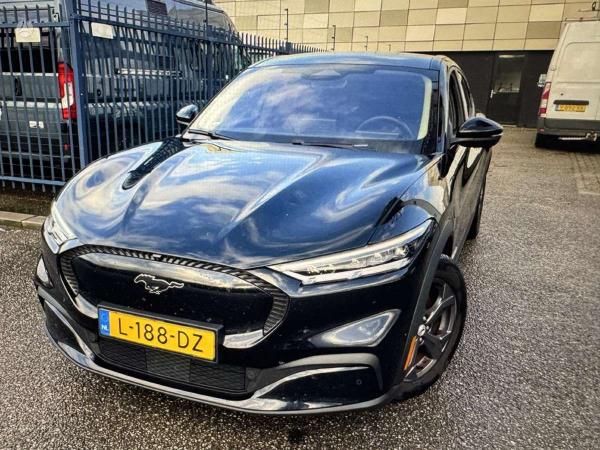 Melns Ford Mustang Mach-E 2021 Klaipėda, ar dzinēja tilpumu 0.00 L un nobraukumu 97 tūkst. km par 22500 €, foto 2 vietnē AUTOMOTO.COM.LV