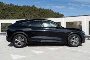 Melns Ford Mustang Mach-E 2021 Viļņa, ar dzinēja tilpumu 0.00 L un nobraukumu 22 tūkst. km par 23950 €, foto 3 vietnē AUTOMOTO.COM.LV