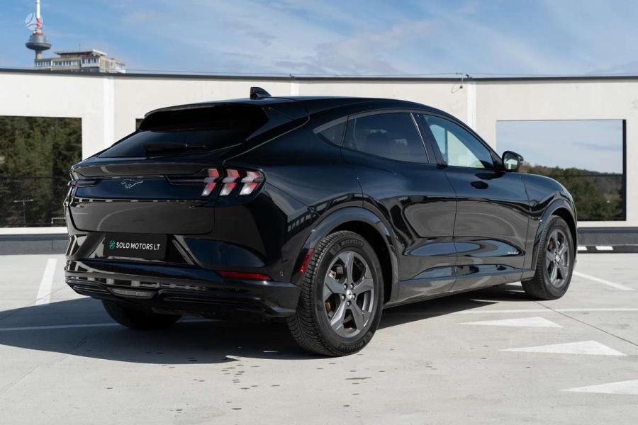 Melns Ford Mustang Mach-E 2021 Viļņa, ar dzinēja tilpumu 0.00 L un nobraukumu 22 tūkst. km par 23950 €, foto 4 vietnē AUTOMOTO.COM.LV