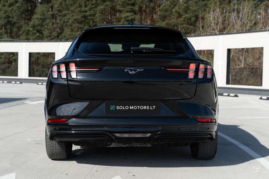 Melns Ford Mustang Mach-E 2021 Viļņa, ar dzinēja tilpumu 0.00 L un nobraukumu 22 tūkst. km par 23950 €, foto 6 vietnē AUTOMOTO.COM.LV