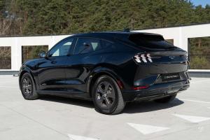 Melns Ford Mustang Mach-E 2021 Viļņa, ar dzinēja tilpumu 0.00 L un nobraukumu 22 tūkst. km par 23950 €, foto 7 vietnē AUTOMOTO.COM.LV