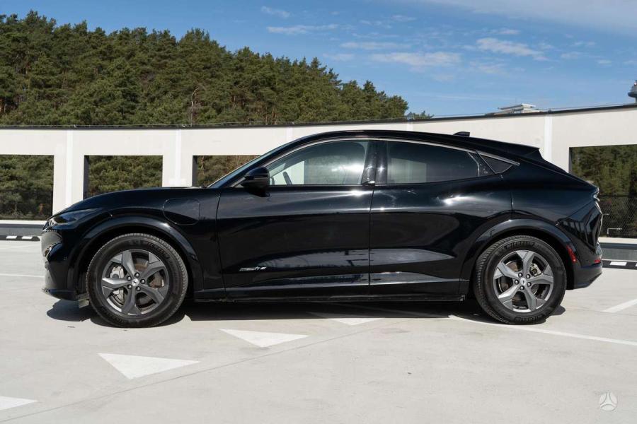 Melns Ford Mustang Mach-E 2021 Viļņa, ar dzinēja tilpumu 0.00 L un nobraukumu 22 tūkst. km par 23950 €, foto 8 vietnē AUTOMOTO.COM.LV