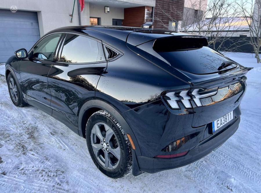 Black Ford Mustang Mach-E 2022 in Vilnius, with an engine capacity of 0.00 L and mileage of 44 thousand km for 27800 €, photo 5 on AUTOMOTO.COM.LV