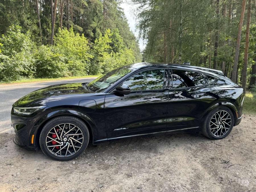 Melns Ford Mustang Mach-E 2023 Kauņa, ar dzinēja tilpumu 0.00 L un nobraukumu 13 tūkst. km par 32900 €, foto 4 vietnē AUTOMOTO.COM.LV