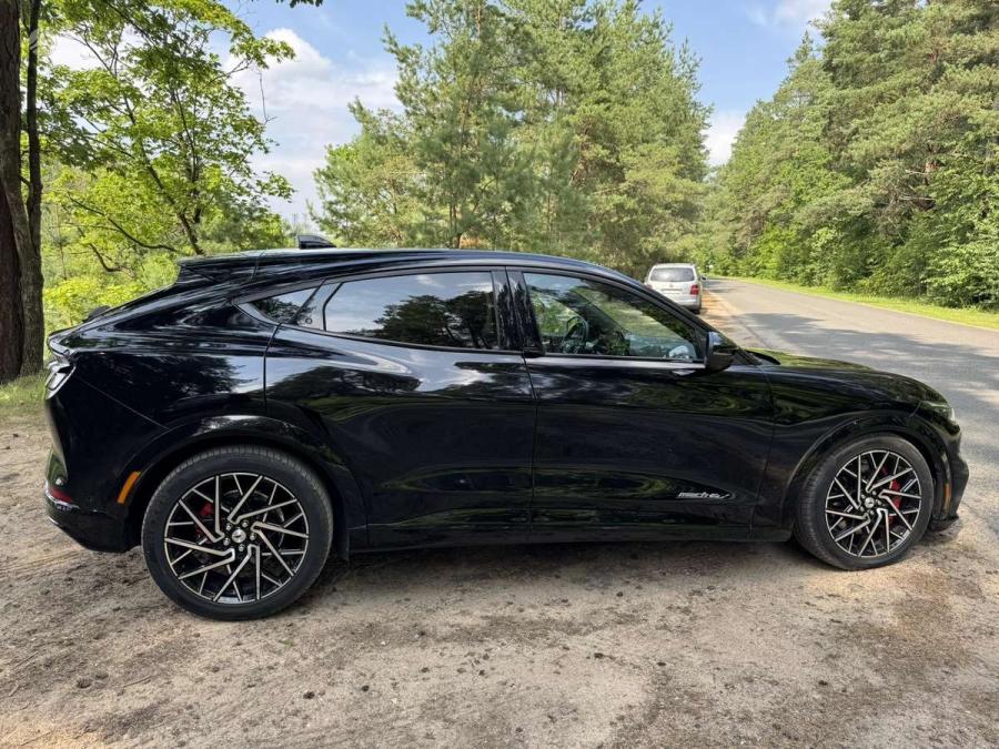 Melns Ford Mustang Mach-E 2023 Kauņa, ar dzinēja tilpumu 0.00 L un nobraukumu 13 tūkst. km par 32900 €, foto 8 vietnē AUTOMOTO.COM.LV