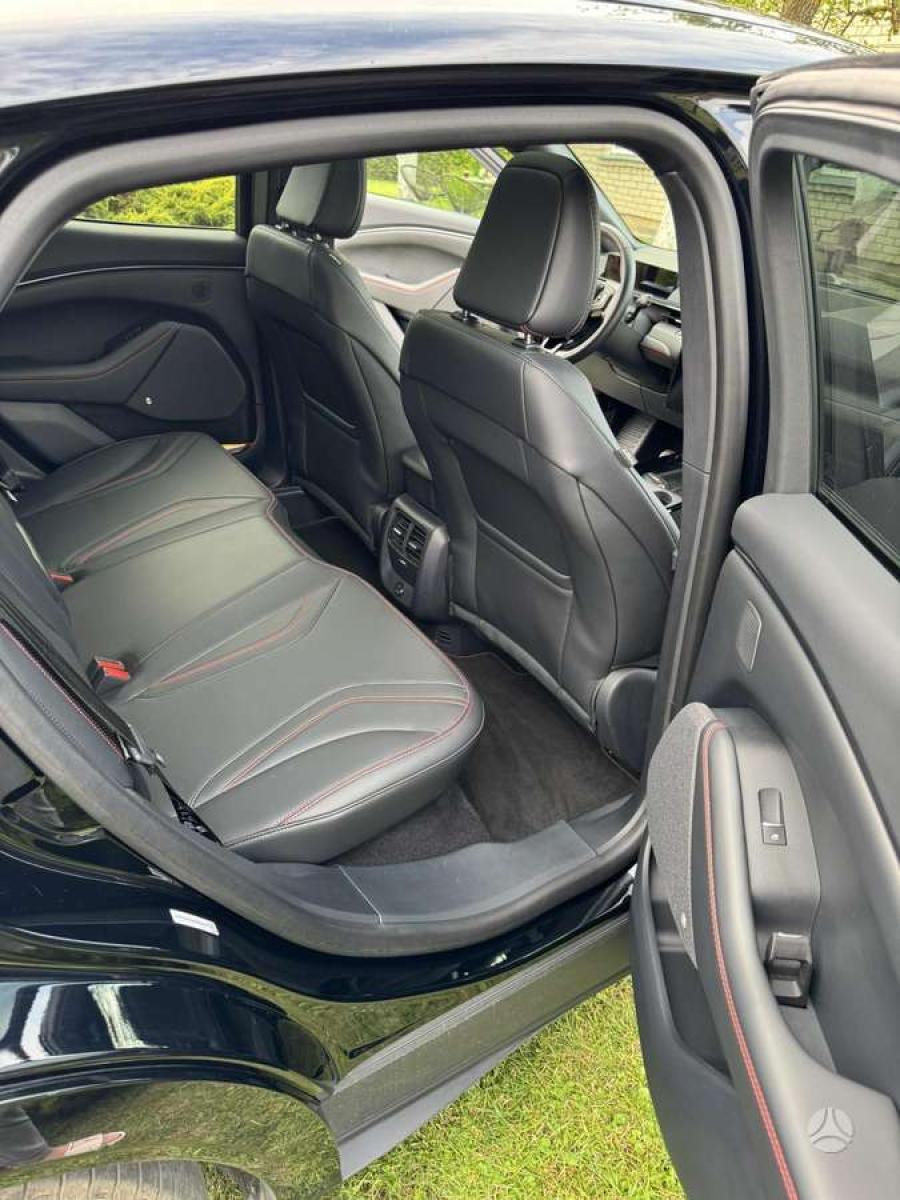 Melns Ford Mustang Mach-E 2023 Kauņa, ar dzinēja tilpumu 0.00 L un nobraukumu 13 tūkst. km par 32900 €, foto 14 vietnē AUTOMOTO.COM.LV