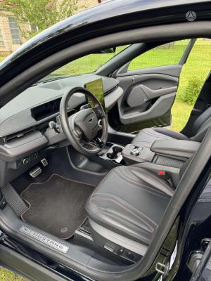 Melns Ford Mustang Mach-E 2023 Kauņa, ar dzinēja tilpumu 0.00 L un nobraukumu 13 tūkst. km par 32900 €, foto 19 vietnē AUTOMOTO.COM.LV