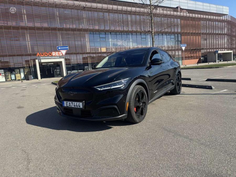 Melns Ford Mustang Mach-E 2021 Klaipėda, ar dzinēja tilpumu 0.00 L un nobraukumu 101 tūkst. km par 22500 €, foto 1 vietnē AUTOMOTO.COM.LV