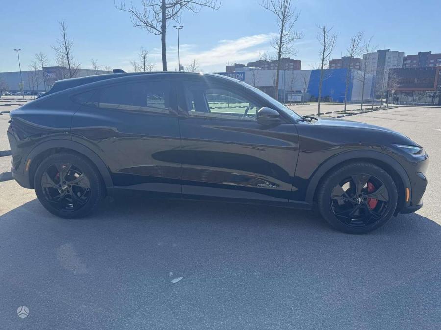 Melns Ford Mustang Mach-E 2021 Klaipėda, ar dzinēja tilpumu 0.00 L un nobraukumu 101 tūkst. km par 22500 €, foto 5 vietnē AUTOMOTO.COM.LV
