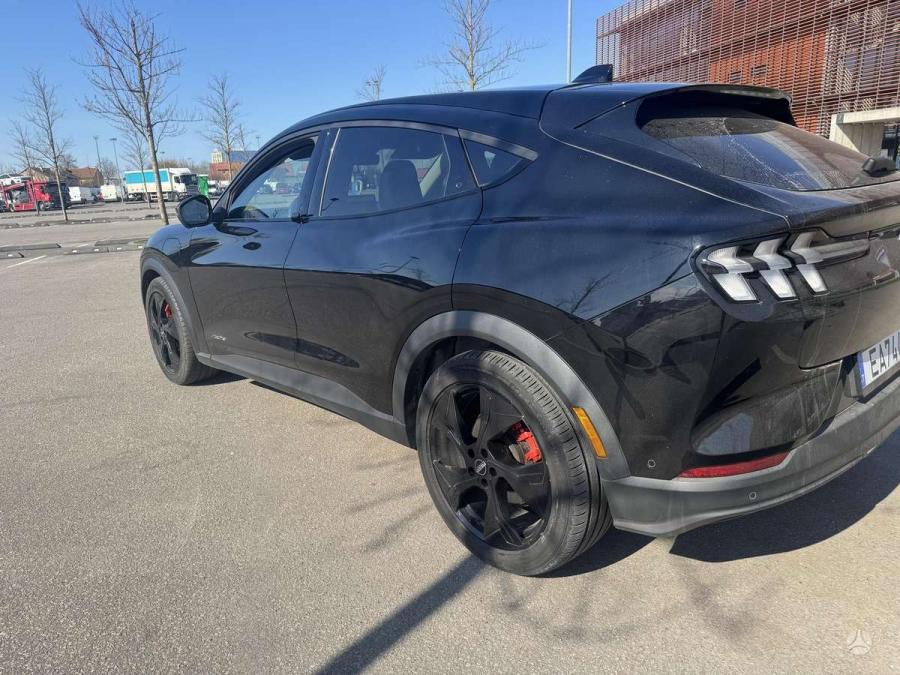 Melns Ford Mustang Mach-E 2021 Klaipėda, ar dzinēja tilpumu 0.00 L un nobraukumu 101 tūkst. km par 22500 €, foto 8 vietnē AUTOMOTO.COM.LV