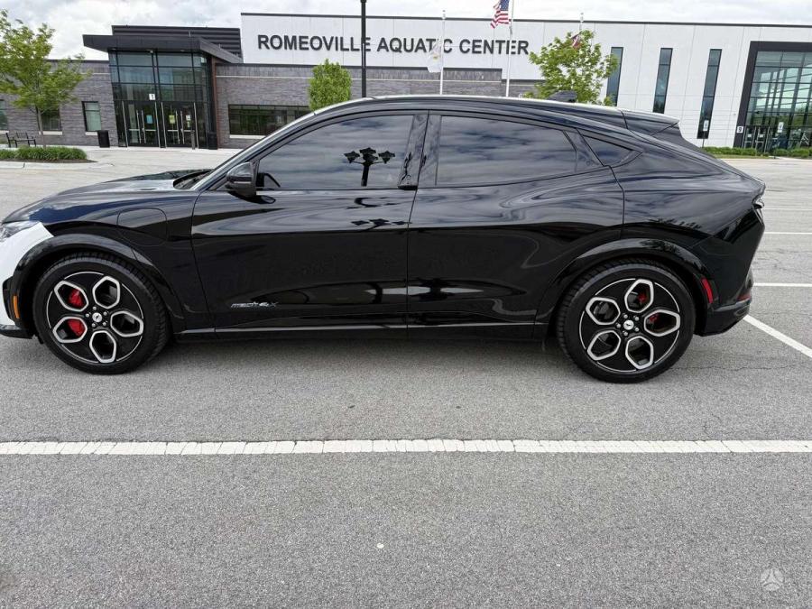 Black Ford Mustang Mach-E 2023 in Kaunas, with an engine capacity of 0.00 L and mileage of 47 thousand km for 22500 €, photo 4 on AUTOMOTO.COM.LV