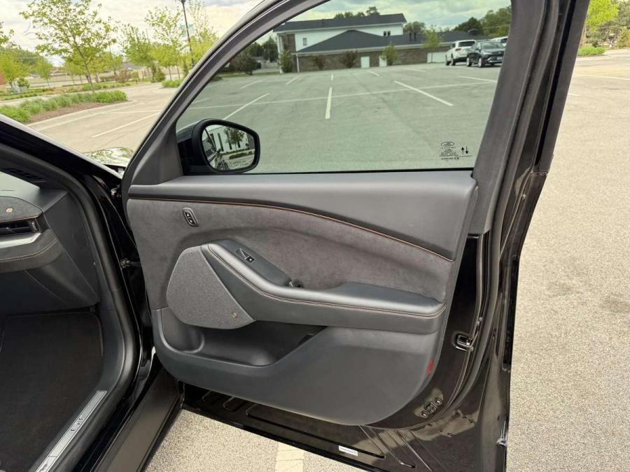Black Ford Mustang Mach-E 2023 in Kaunas, with an engine capacity of 0.00 L and mileage of 47 thousand km for 22500 €, photo 10 on AUTOMOTO.COM.LV
