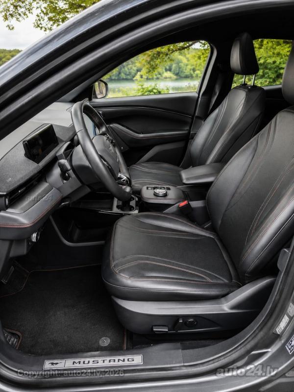 Pelēks Ford Mustang Mach-E 2021 Tallina, ar dzinēja tilpumu 0.00 L un nobraukumu 87 tūkst. km par 29500 €, foto 6 vietnē AUTOMOTO.COM.LV