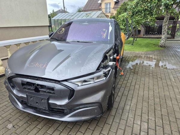 Pelēks Ford Mustang Mach-E 2021 Kretinga, ar dzinēja tilpumu 0.00 L un nobraukumu 125 tūkst. km par 13500 €, foto 2 vietnē AUTOMOTO.COM.LV