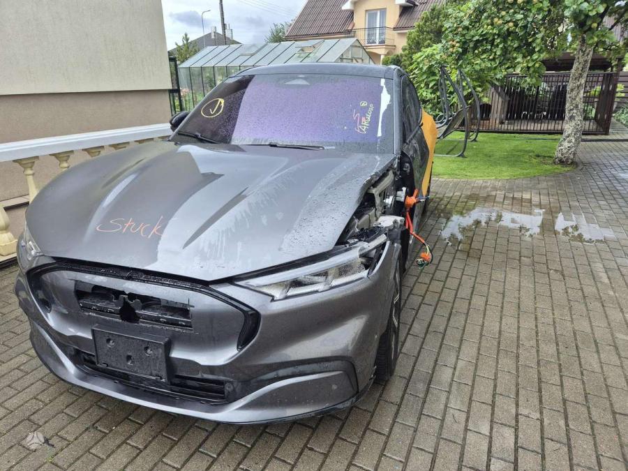 Pelēks Ford Mustang Mach-E 2021 Kretinga, ar dzinēja tilpumu 0.00 L un nobraukumu 125 tūkst. km par 13500 €, foto 3 vietnē AUTOMOTO.COM.LV