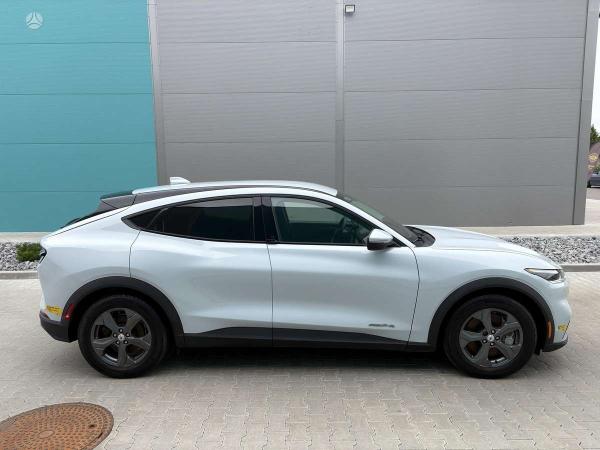 Серый Форд Mustang Mach-E 2022 в Каунас, объемом двигателя 0.00 л и пробегом 65 тыс. км за 25600 €, фото 2 на AUTOMOTO.COM.LV