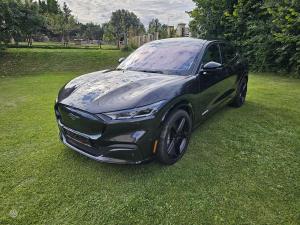 Pelēks Ford Mustang Mach-E 2022 Viļņa, ar dzinēja tilpumu 0.00 L un nobraukumu 61 tūkst. km par 24900 €, foto  vietnē AUTOMOTO.COM.LV