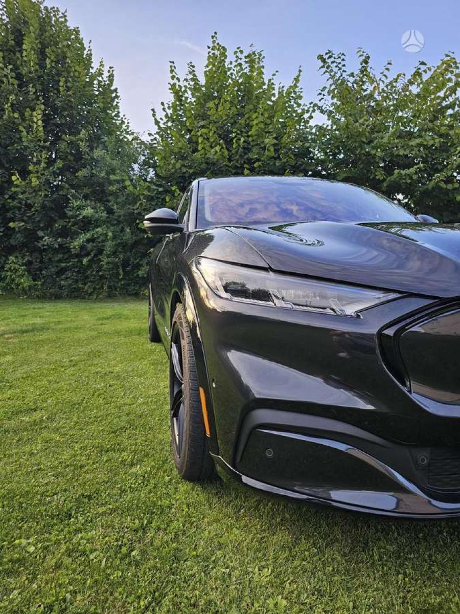 Pelēks Ford Mustang Mach-E 2022 Viļņa, ar dzinēja tilpumu 0.00 L un nobraukumu 61 tūkst. km par 24900 €, foto 4 vietnē AUTOMOTO.COM.LV
