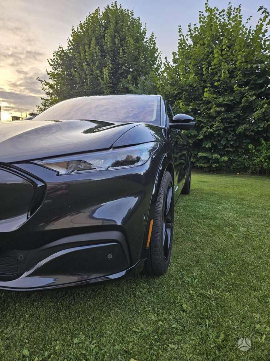 Pelēks Ford Mustang Mach-E 2022 Viļņa, ar dzinēja tilpumu 0.00 L un nobraukumu 61 tūkst. km par 24900 €, foto 5 vietnē AUTOMOTO.COM.LV