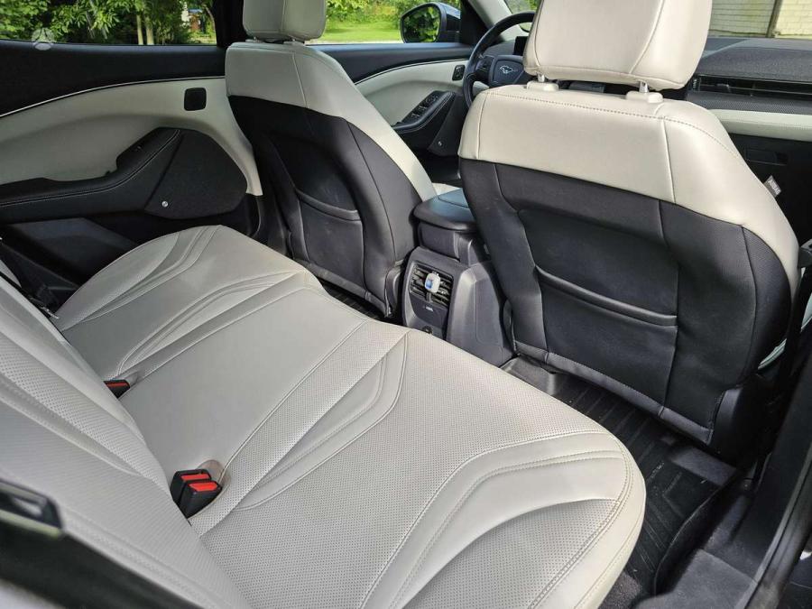 Pelēks Ford Mustang Mach-E 2022 Viļņa, ar dzinēja tilpumu 0.00 L un nobraukumu 61 tūkst. km par 24900 €, foto 16 vietnē AUTOMOTO.COM.LV