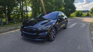 Pelēks Ford Mustang Mach-E 2022 Viļņa, ar dzinēja tilpumu 0.00 L un nobraukumu 61 tūkst. km par 24900 €, foto 21 vietnē AUTOMOTO.COM.LV