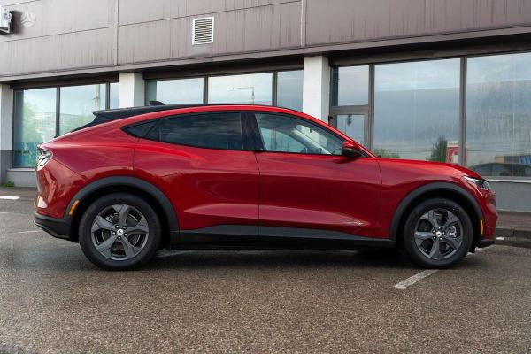 Красный Форд Mustang Mach-E 2022 в Вильнюс, объемом двигателя 0.00 л и пробегом 79 тыс. км за 26950 €, фото 2 на AUTOMOTO.COM.LV