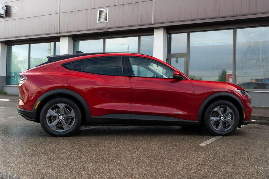 Sarkans Ford Mustang Mach-E 2022 Viļņa, ar dzinēja tilpumu 0.00 L un nobraukumu 79 tūkst. km par 26950 €, foto 3 vietnē AUTOMOTO.COM.LV