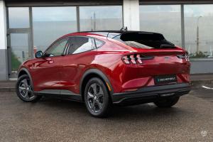 Sarkans Ford Mustang Mach-E 2022 Viļņa, ar dzinēja tilpumu 0.00 L un nobraukumu 79 tūkst. km par 26950 €, foto 5 vietnē AUTOMOTO.COM.LV