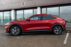 Sarkans Ford Mustang Mach-E 2022 Viļņa, ar dzinēja tilpumu 0.00 L un nobraukumu 79 tūkst. km par 26950 €, foto 6 vietnē AUTOMOTO.COM.LV