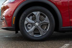Sarkans Ford Mustang Mach-E 2022 Viļņa, ar dzinēja tilpumu 0.00 L un nobraukumu 79 tūkst. km par 26950 €, foto 8 vietnē AUTOMOTO.COM.LV