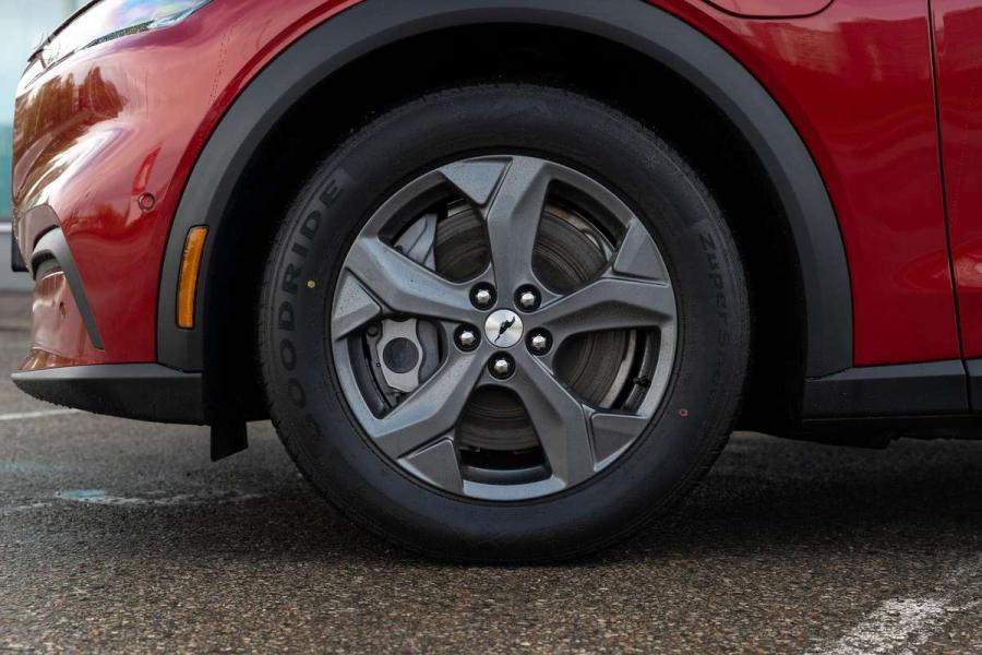 Sarkans Ford Mustang Mach-E 2022 Viļņa, ar dzinēja tilpumu 0.00 L un nobraukumu 79 tūkst. km par 26950 €, foto 8 vietnē AUTOMOTO.COM.LV
