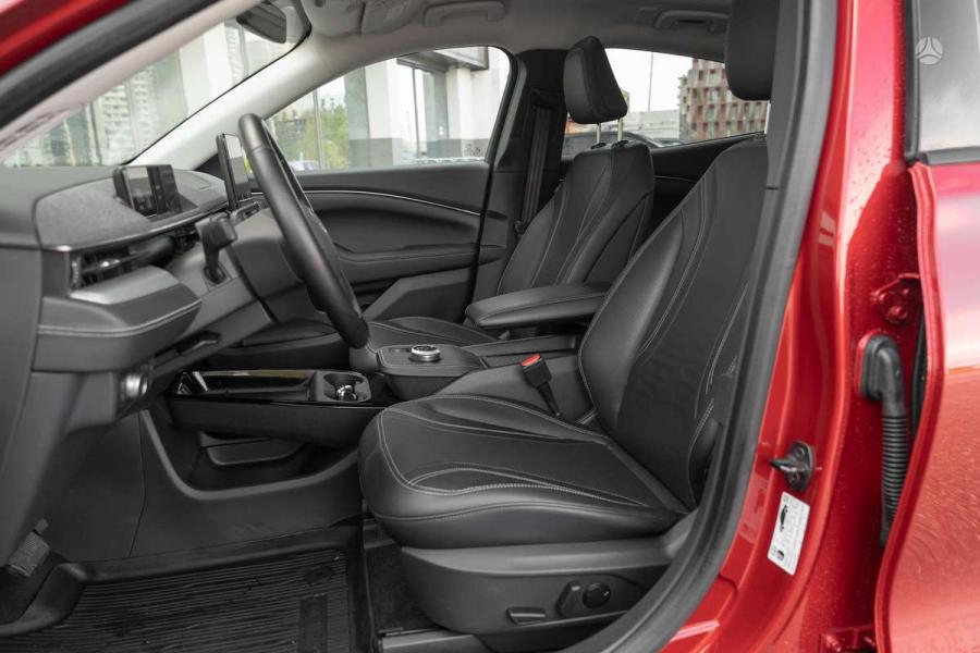 Sarkans Ford Mustang Mach-E 2022 Viļņa, ar dzinēja tilpumu 0.00 L un nobraukumu 79 tūkst. km par 26950 €, foto 9 vietnē AUTOMOTO.COM.LV