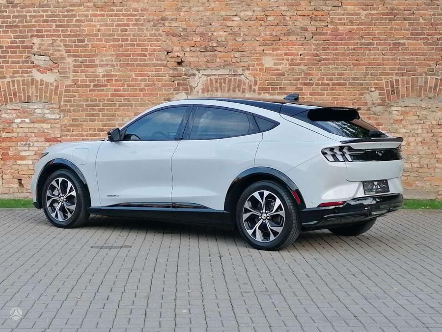 White Ford Mustang Mach-E 2022 in Kedainiai, with an engine capacity of 0.00 L and mileage of 18 thousand km for 31499 €, photo 4 on AUTOMOTO.COM.LV