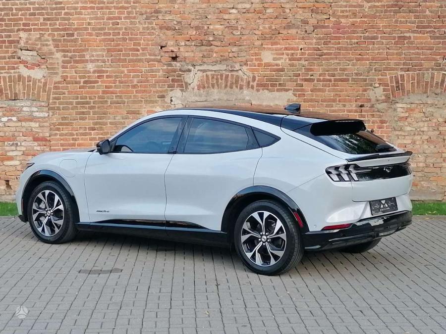 White Ford Mustang Mach-E 2022 in Kedainiai, with an engine capacity of 0.00 L and mileage of 18 thousand km for 31499 €, photo 5 on AUTOMOTO.COM.LV