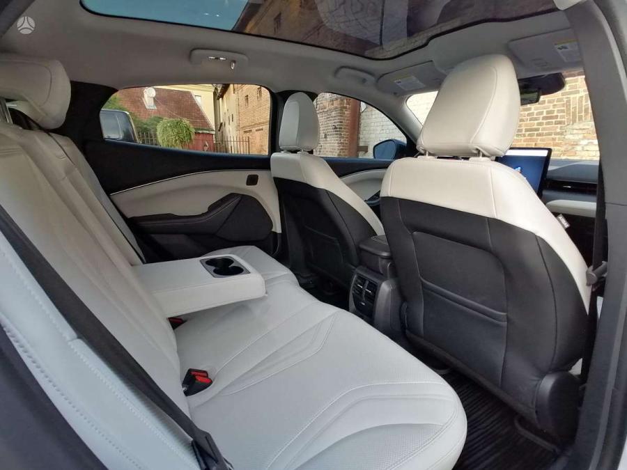 White Ford Mustang Mach-E 2022 in Kedainiai, with an engine capacity of 0.00 L and mileage of 18 thousand km for 31499 €, photo 25 on AUTOMOTO.COM.LV