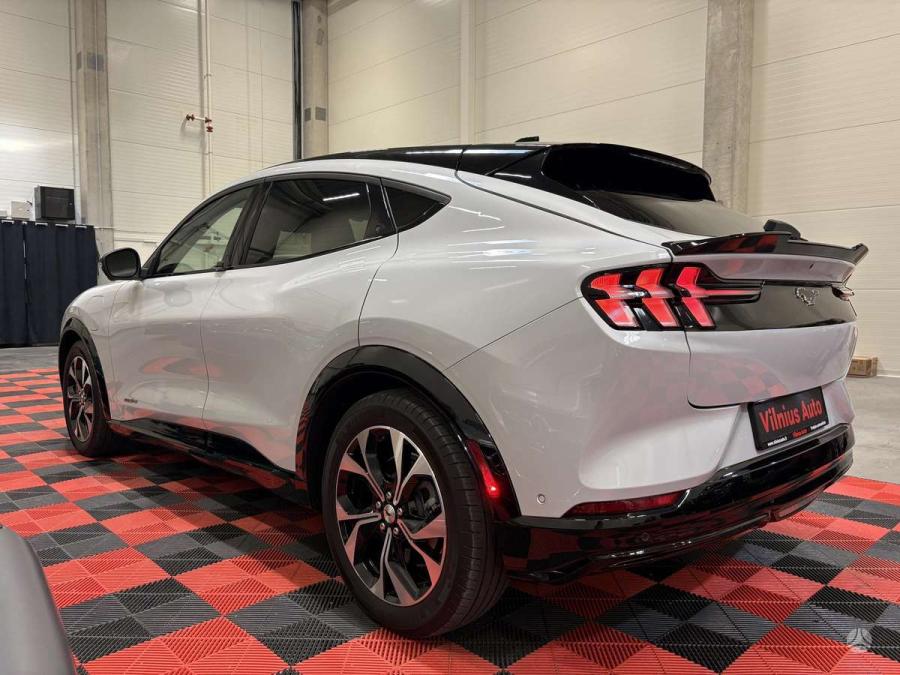 White Ford Mustang Mach-E 2023 in Vilnius, with an engine capacity of 0.00 L and mileage of 19 thousand km for 32990 €, photo 7 on AUTOMOTO.COM.LV