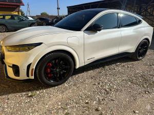 Balts Ford Mustang Mach-E 2024 Klaipėda, ar dzinēja tilpumu 0.00 L un nobraukumu 6 tūkst. km par 35900 €, foto  vietnē AUTOMOTO.COM.LV